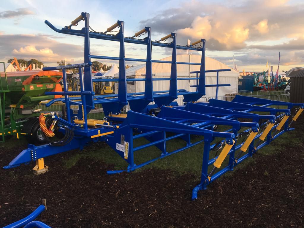 Square bale loader - Move 10 to 16 - Wilson Engineering - self-unloading