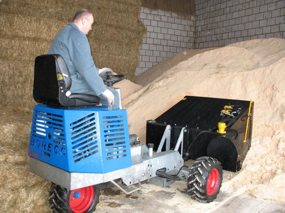 Self-propelled straw blower - Agri-com - bedding / for sawdust