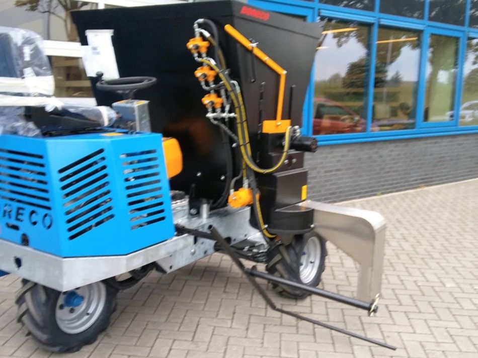 Self-propelled straw spreader - Agri-com - for sawdust