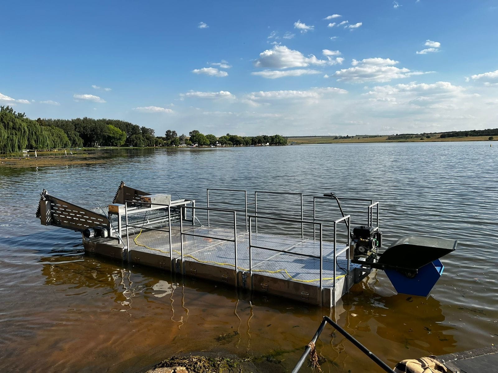 Aquatic weed harvester machine - Relong - boat / electrically-powered