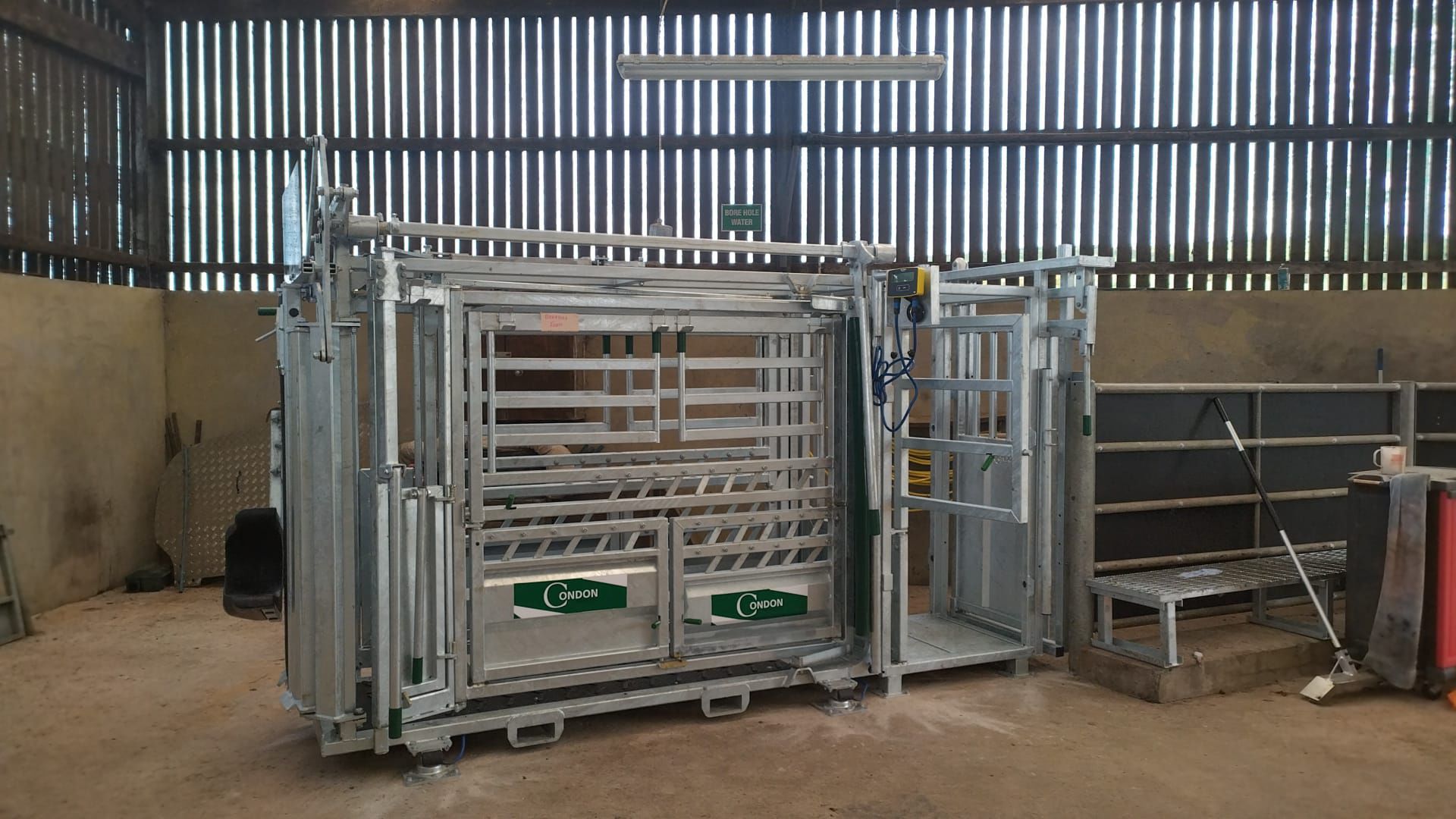 Cows livestock crush - Vet Box Extension - Condon Engineering - mobile ...