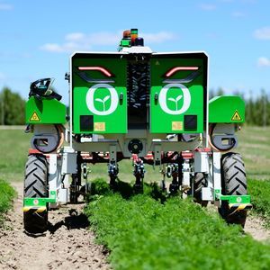 Autonomous farm robot - Ted - Naïo-Technologies - weeding / vineyard / remote-controlled