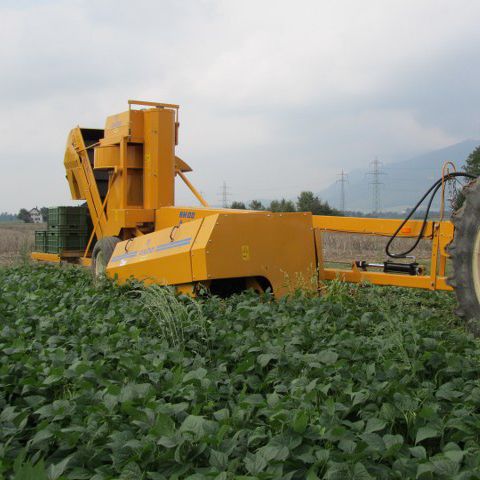 Bean harvester machine - Oxbo BH100 - Sweere Agricultural Equipment ...