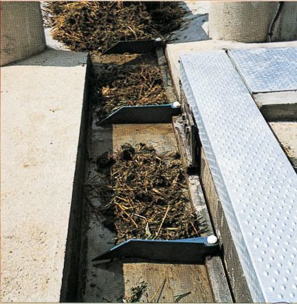 Two-way barn cleaner - CK Industries