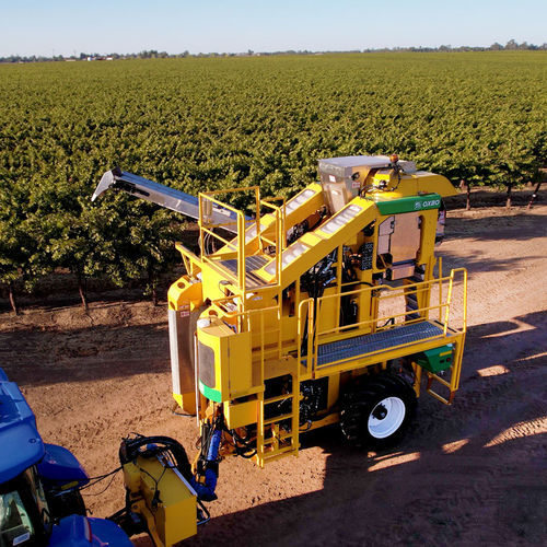 Self-propelled grape harvesting machine - 620 - Oxbo International ...