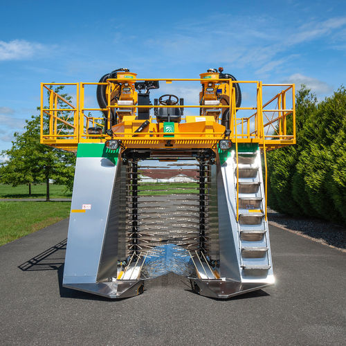Raspberry Harvester Machine 7450 Oxbo International Corporation