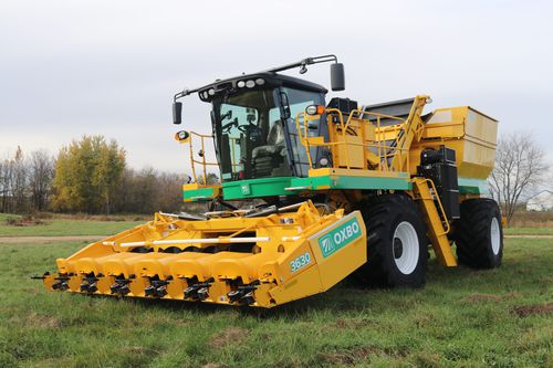 Corn harvester machine - 2580 - Oxbo International Corporation - sweet ...
