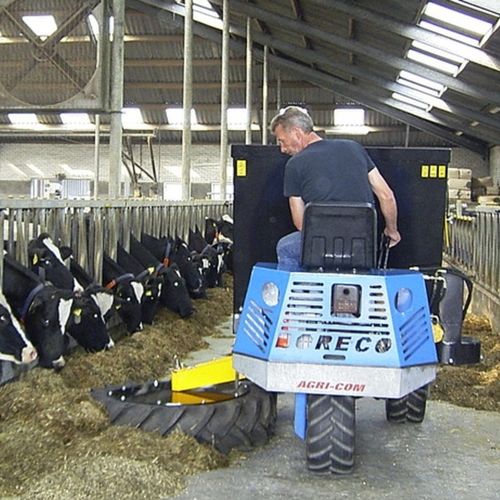 Mounted feed pusher - Agri-com