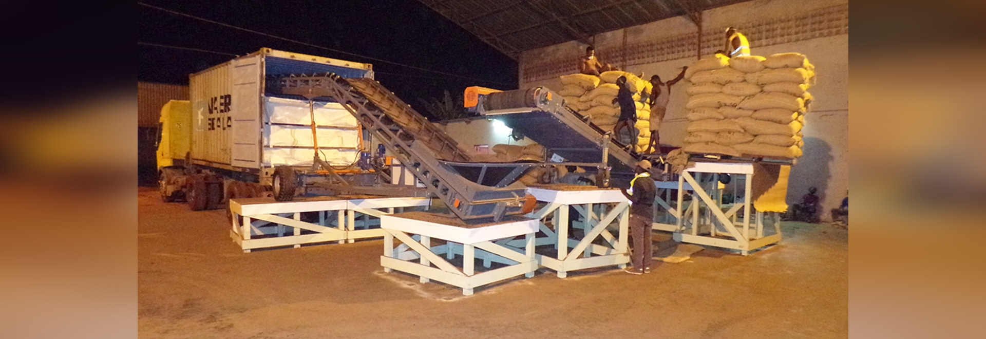 Manutention du cacao : le chargement vrac de containers par SAUTEC - 31 ...