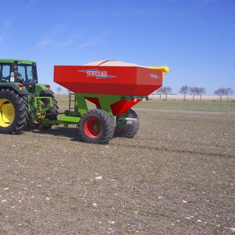 Distributore per concime trainato - RAP - MAQUINARIA AGRICOLA SEGUES ...