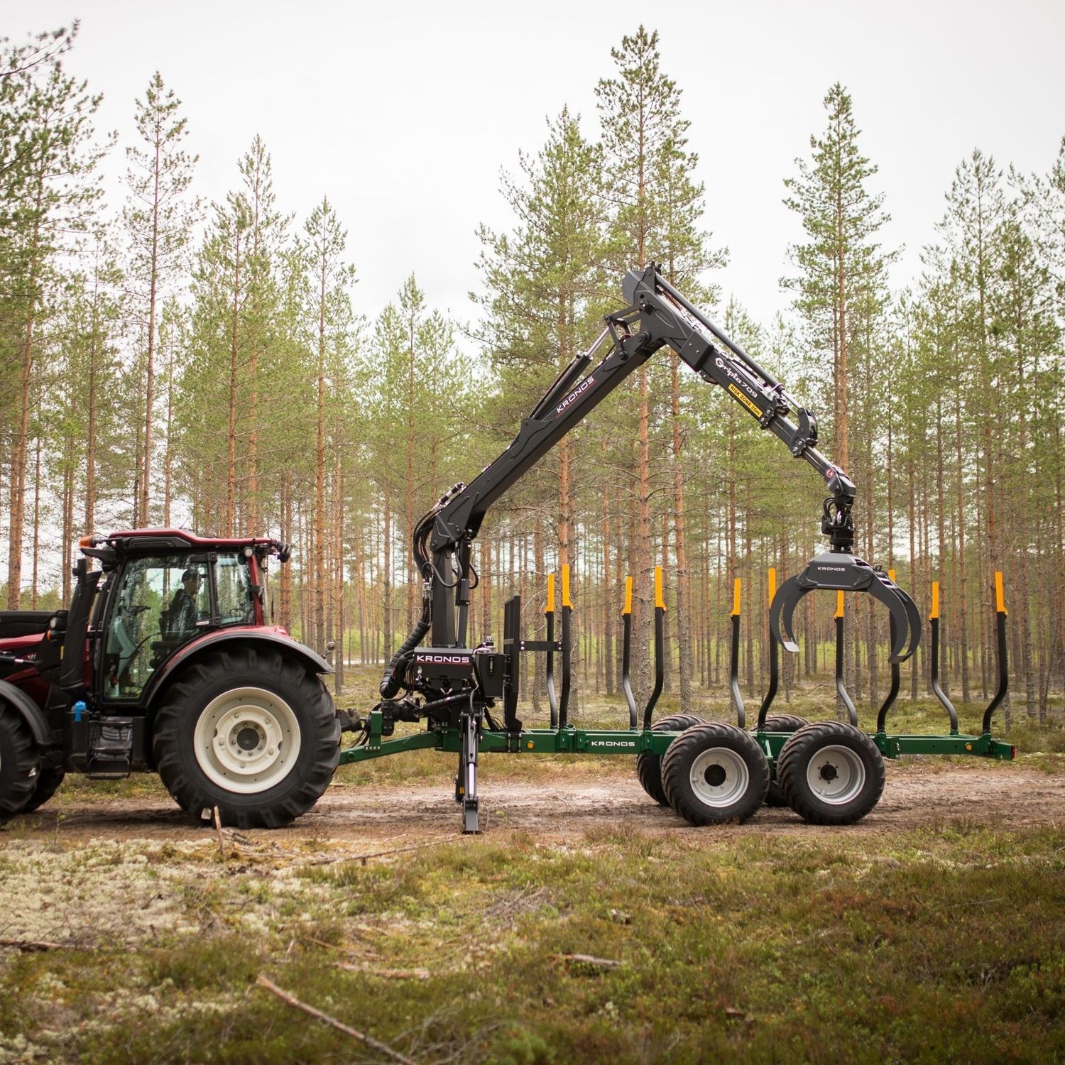 Grua florestal montada em carreta - Gripto 608,609,708,709 - Wikar Oy ...